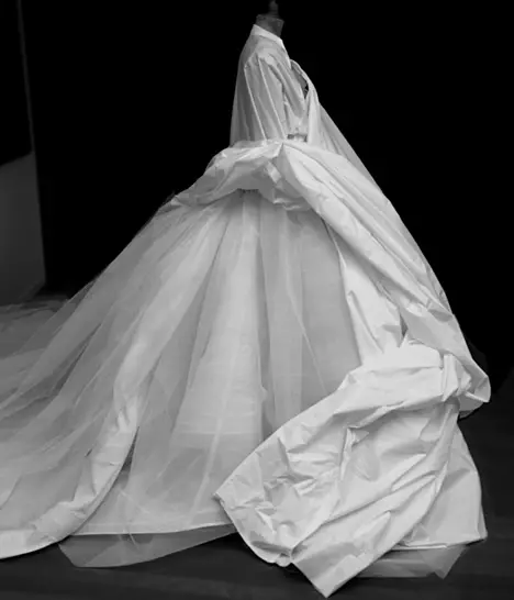 Studi untuk gaun pengantin Nellie Diamond oleh Olivier Theyskens, 2014