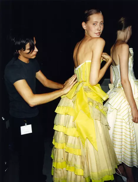 Olivier Theyskens Spring Summer 2002. Foto di belakang panggung oleh Gauthier Gallet, 2001