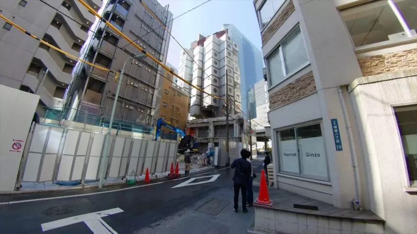 Obrázok prevzatý zo záberov demolácie veže Nakagin Capsule Tower od Kisho Kurokawu