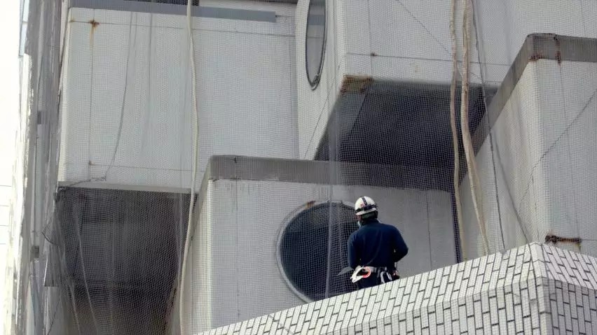 건물 캡슐로 촬영된 건설 노동자의 이미지