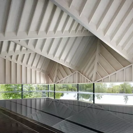 Alfriston School Swimming Pool yolembedwa ndi Duggan Morris Architects