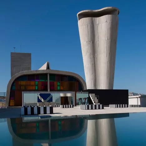 Defini, Fini, Infini de Daniel Buren en la azotea de la Cité Radieuse de Le Corbusier