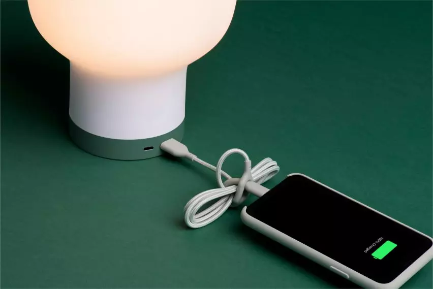 Layer-ի անլար լամպը կրկնապատկվում է որպես լիցքավորիչ և արևածագի զարթուցիչ