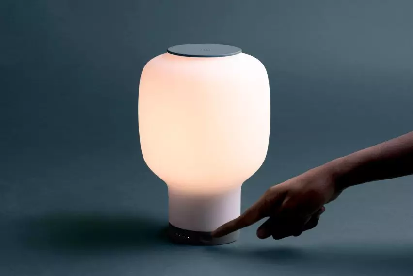 Layer-ի անլար լամպը կրկնապատկվում է որպես լիցքավորիչ և արևածագի զարթուցիչ