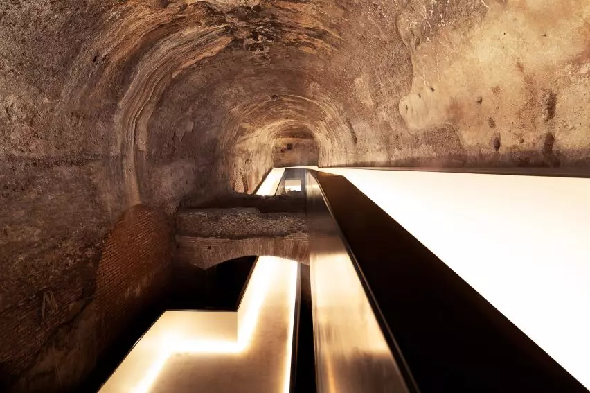 O se ala savali i totonu o le Domus Aurea ua faaleagaina