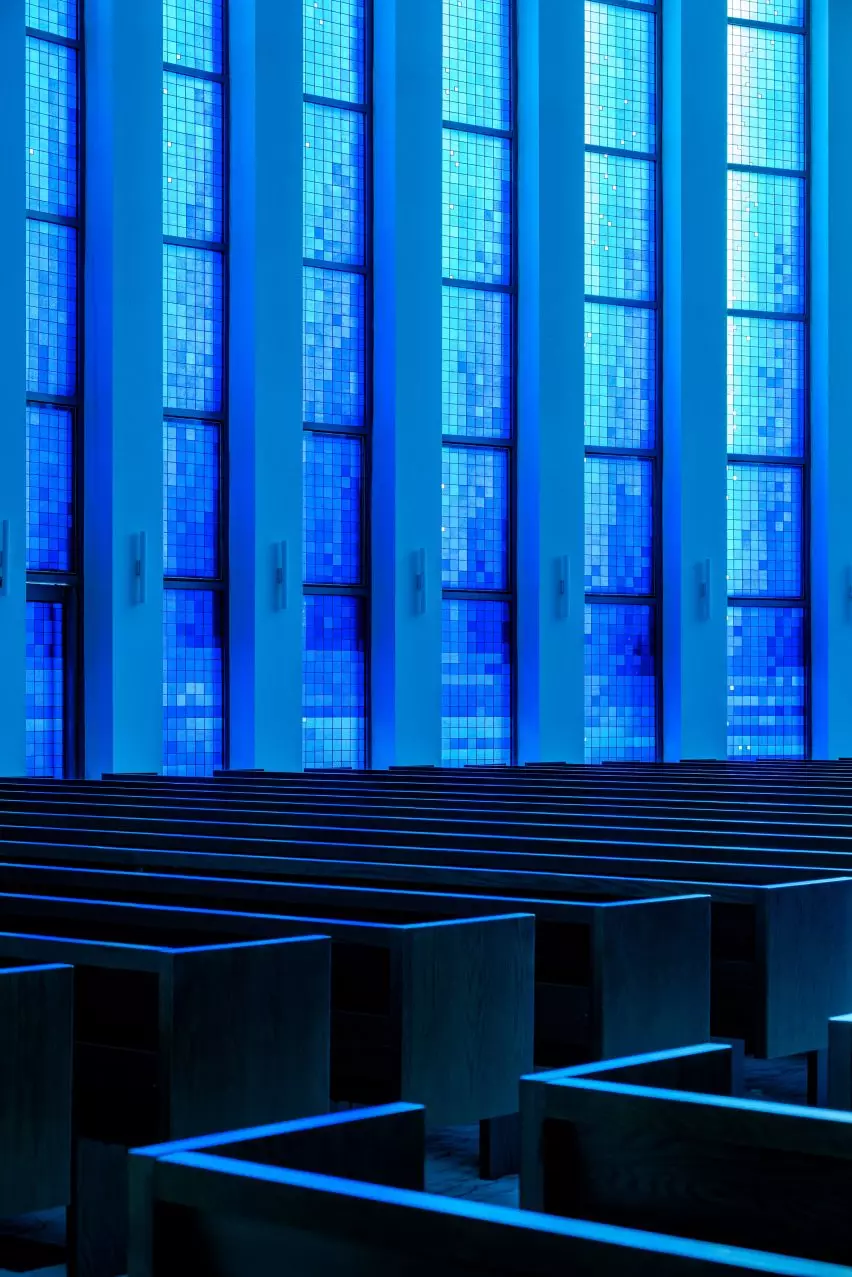 教会のメインホールは青い光で照らされています