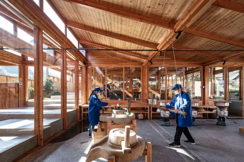 Lesena tovarna tofuja v vasi Caizhai, Kitajska, DnA_Design and Architecture
