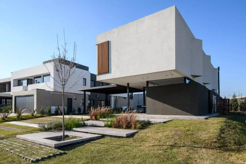 Barrionuevo Villanueva Arquitectos cantilevered house