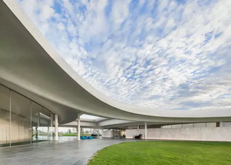 Klub golf Southcape by Mass Studies menampilkan kanopi beton melengkung
