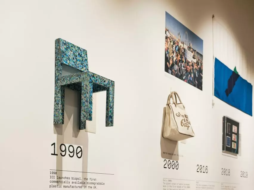 Výstava stoličky z recyklovaného plastu v Design Museum London