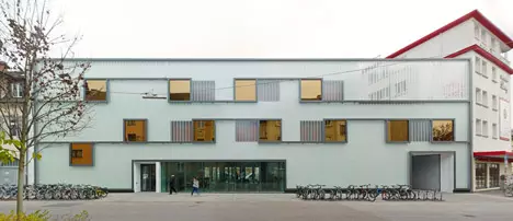 Grammar School i Karlsruhe, Siamani saunia e Netzwerk Architekten