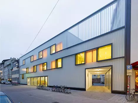 Ụlọ akwụkwọ Grammar na Karlsruhe, Germany site na Netzwerk Architekten