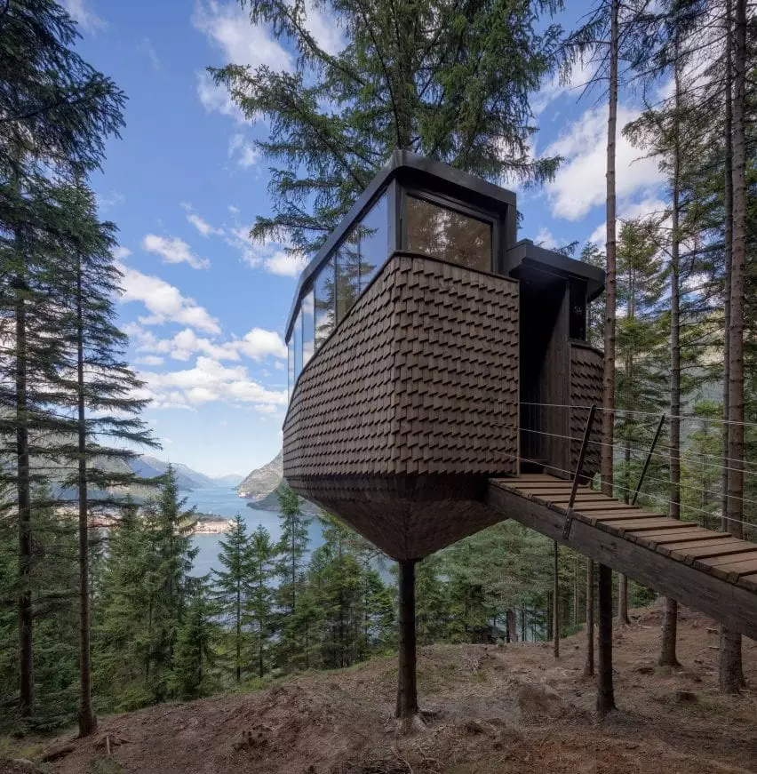 Die Woodnest-Baumhäuser blicken auf den Fjord