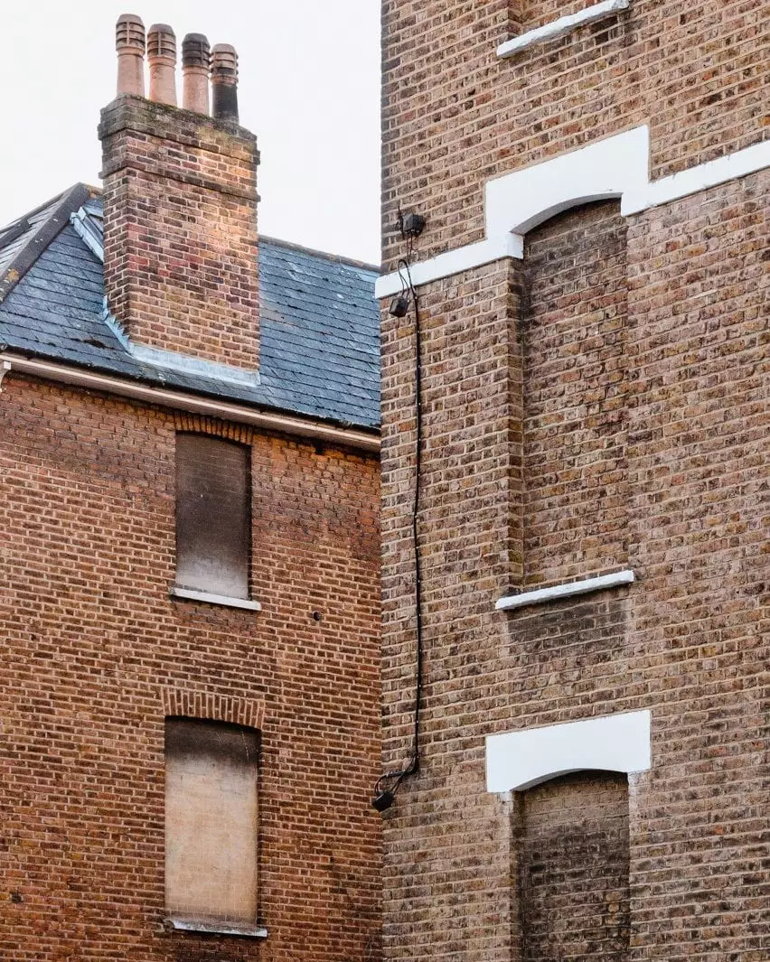 Rumah bata di London dengan tingkap bertutup