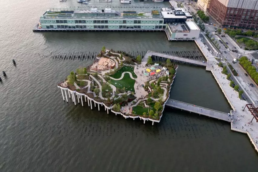 Little Island over Hudson River i New York