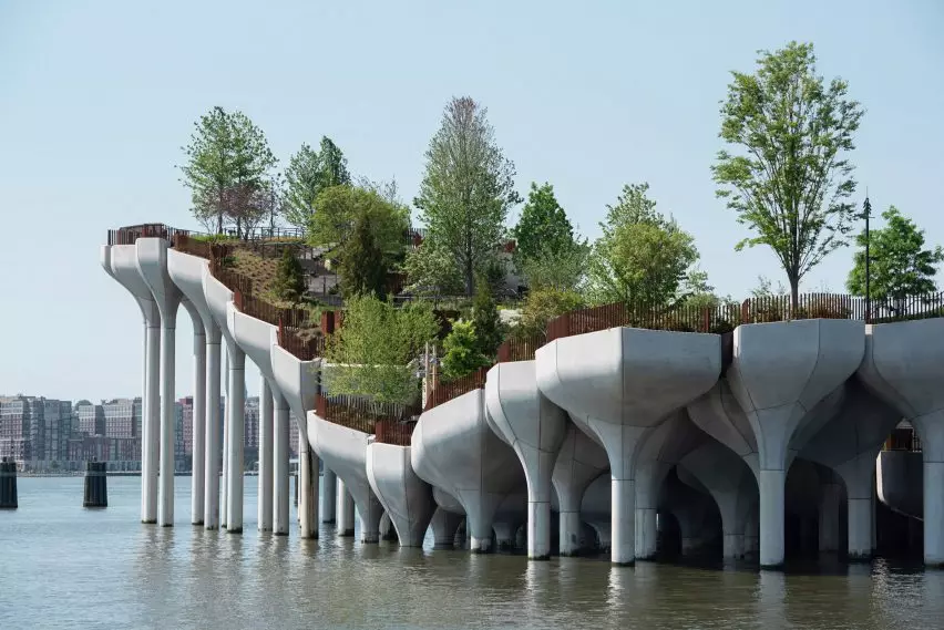 Pilas de formigón e xardineiras do parque fluvial de Manhattan