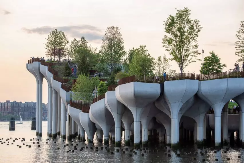 Betonpiere en bome van 'n park in New York