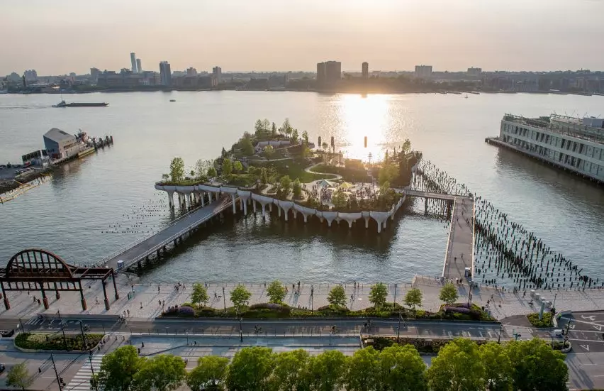 Brûe verbind Little Island met die vasteland van Manhattan