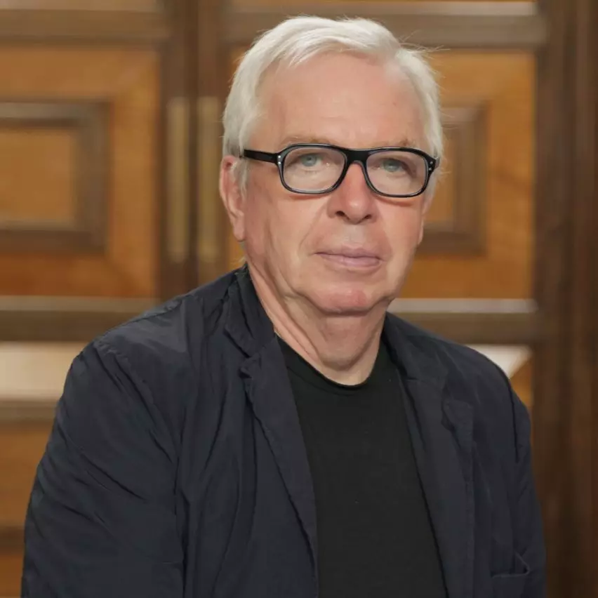 „Ich fühle mich ein bisschen wie ein Fake“, sagt David Chipperfield in Dezeens Podcast 931_1