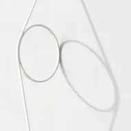 Formafantasma se Wire Ring-lamp vir Flos by Milaan-ontwerpweek 2017