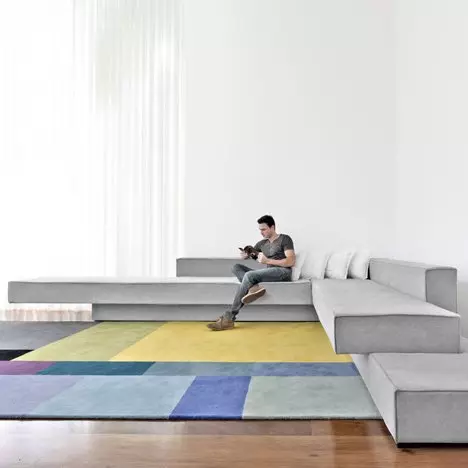 Cantilevered sofa ni Paulo Kobylka