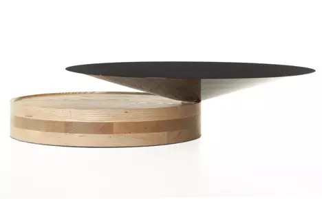 재로 된 Luca Nichetto의 Laurel Coffee Table