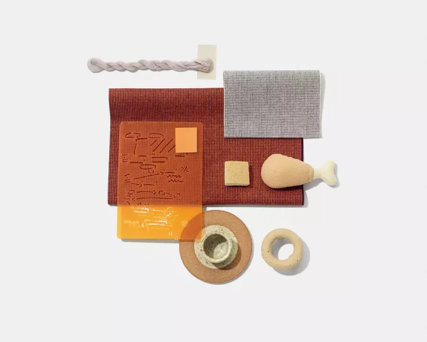 Swatches ของเบาะผ้า Sabi ของ Kvadrat ในสีส้มเข้มพร้อมวัตถุที่มีสีคล้ายกัน