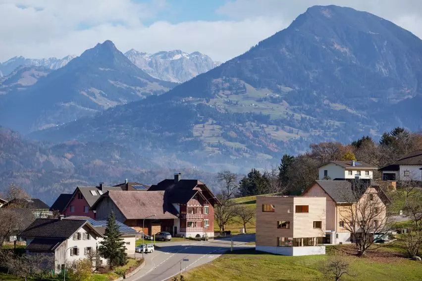 Những ngôi nhà ở Áo được bao quanh bởi cảnh quan dãy núi Alps