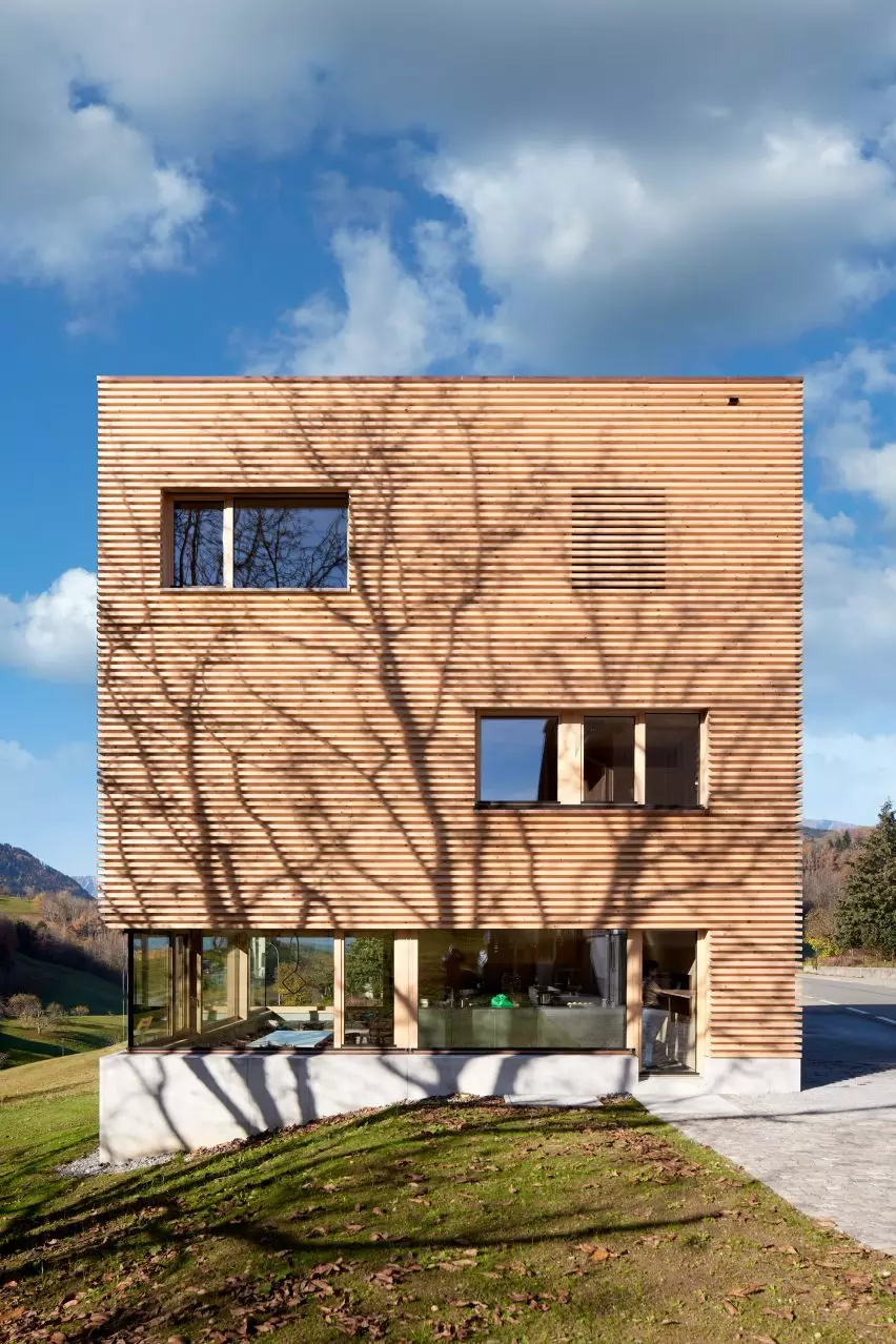Puuverhoiltu itävaltalainen talo betonialustalla