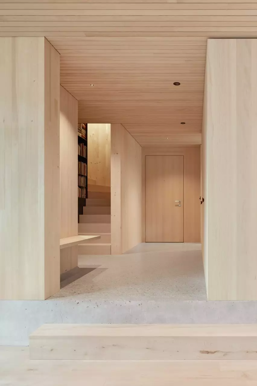 Lub teeb spruce-lined interiors ntawm Haus im Obstgarten