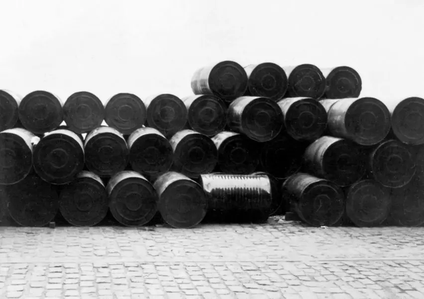 Stacked Oil Barrels, Kölni sadam, 1961, autor Christo