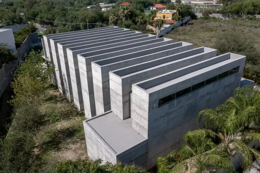 Capilla de piedra gris en México