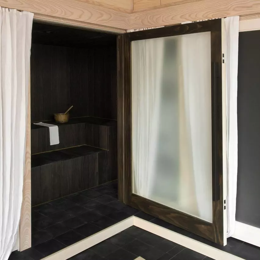美國 Pioneer Square Loft 內的深色浴室，由 Plum Design 和 Corey Kingston 設計