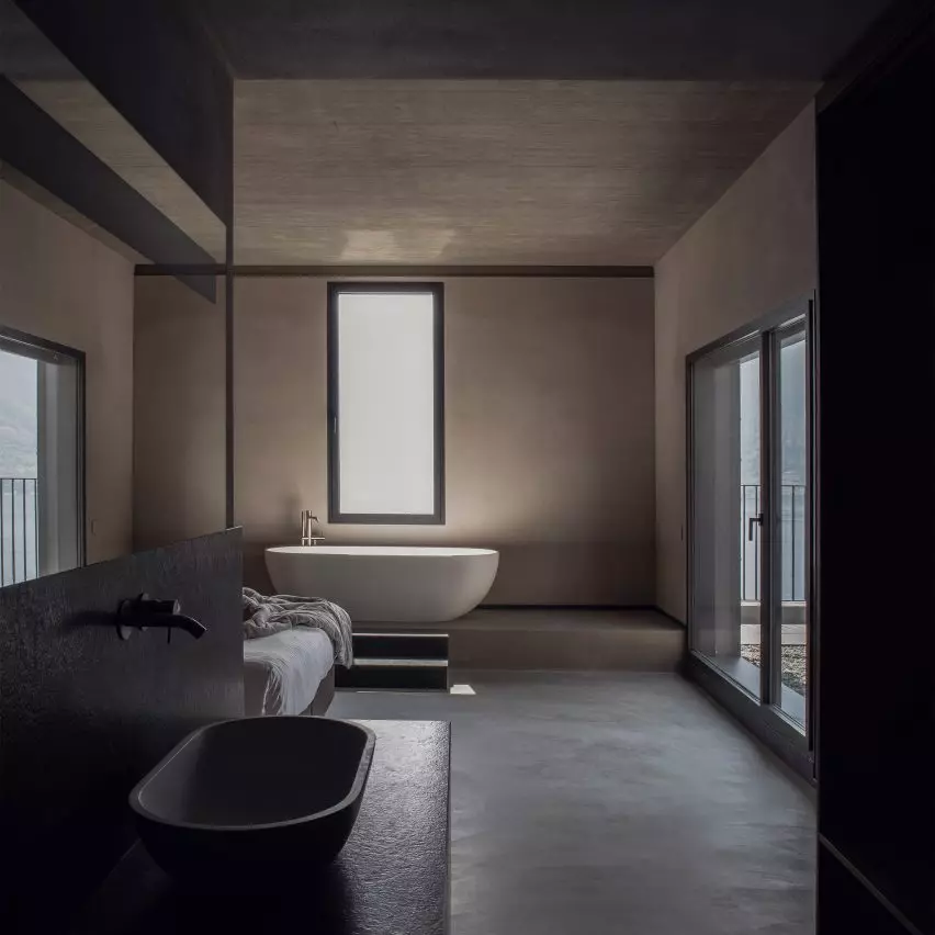 Donkere badkeamer yn Villa Molli, Italië, troch Lorenzo Guzzini