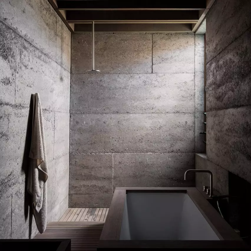 Baño escuro dentro de Cloister House, Australia, de MORQ