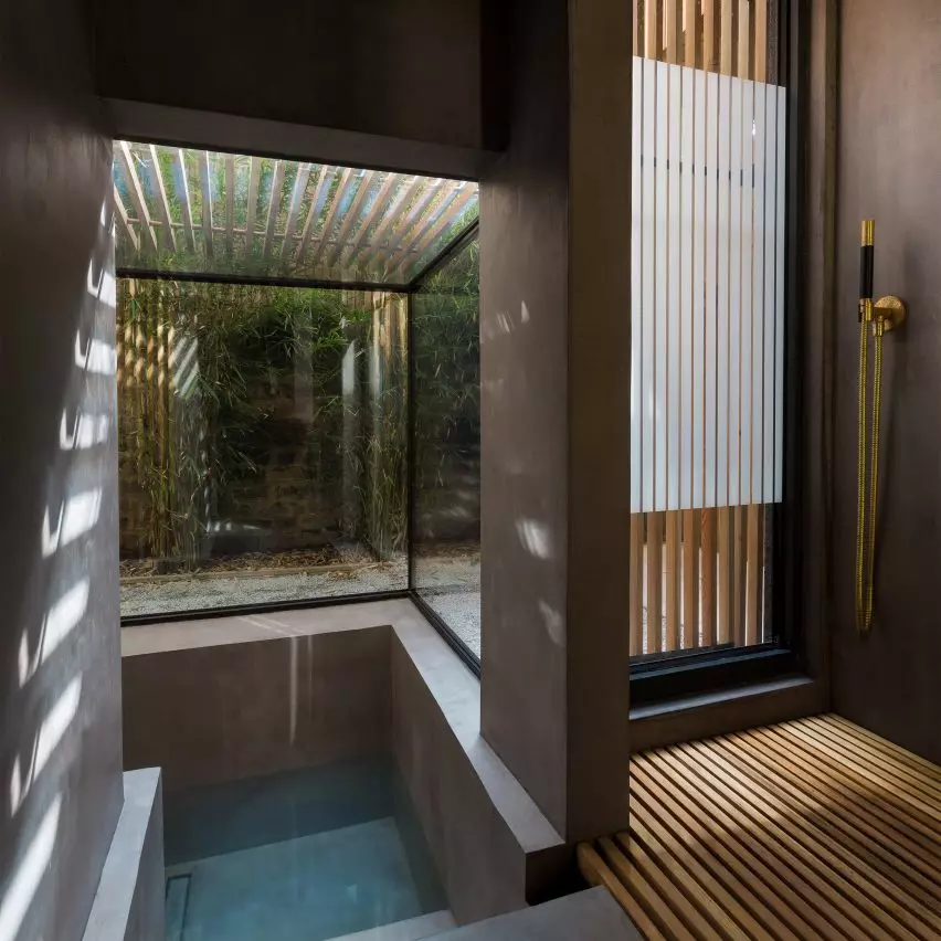 英國 Sunken Bath 內的深色浴室，由 Studio 304 設計