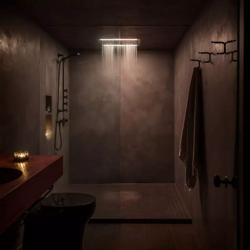 Baño escuro dentro de Western Studio, EUA, de GoCstudio