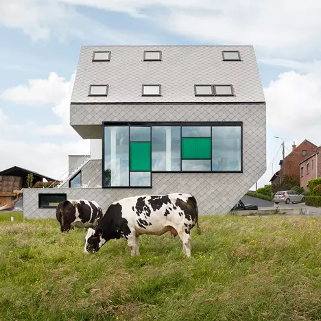 Baldosas de cemento crean una celosía en Leeuw House de NU architectuuratelier